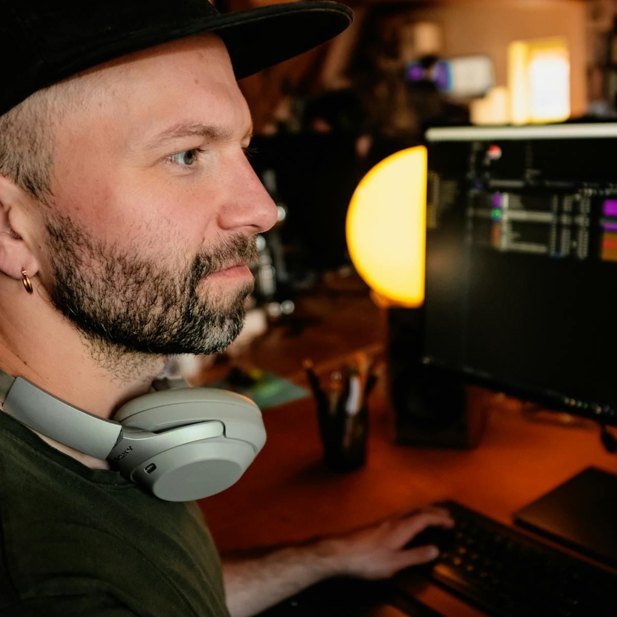 Discover splitting-atoms, a story-driven footage | Artlist