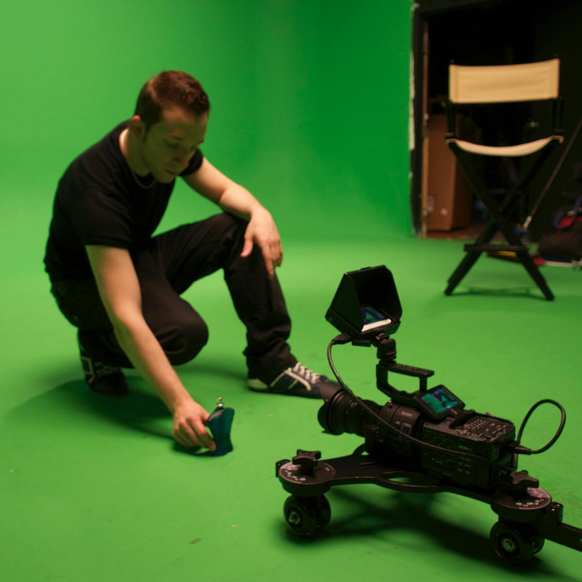 Discover green-screen-hand-gestures, a story-driven footage | Artlist